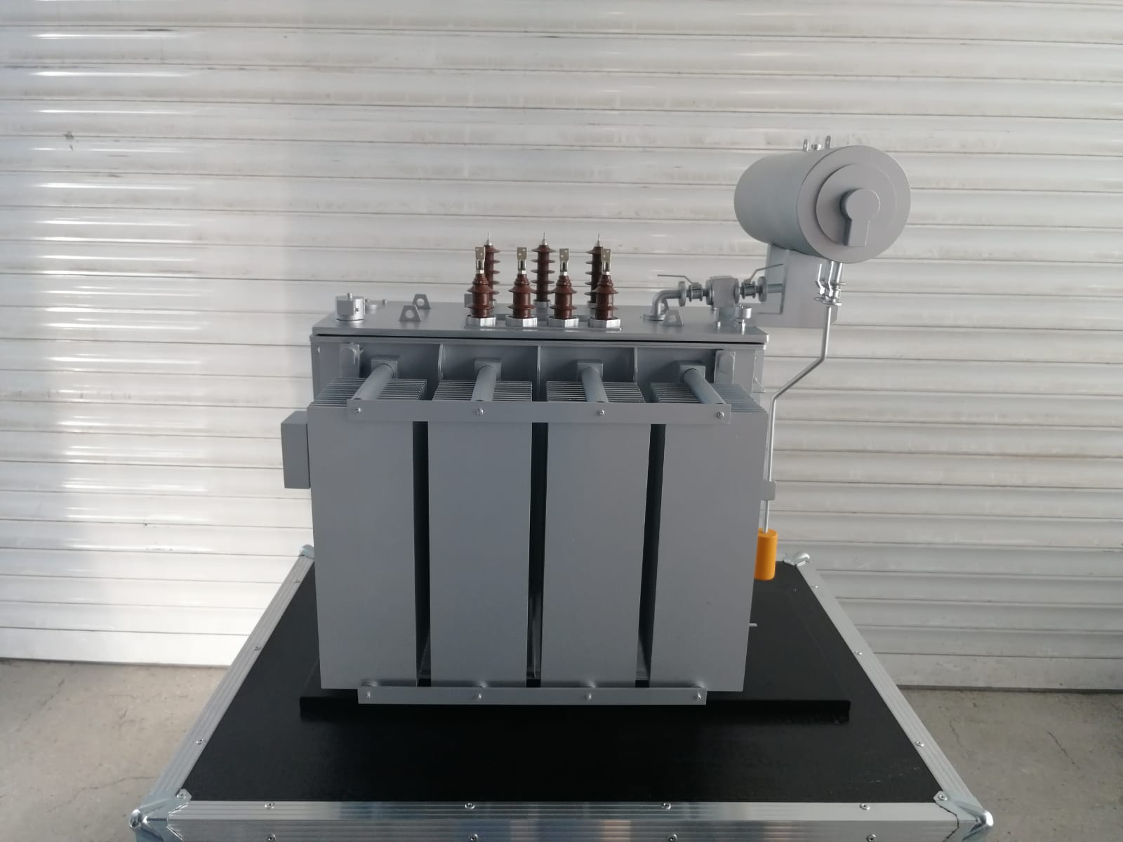 EUROPOWER 1/10 Metal Electricity Transformer with Interior - ViaPia