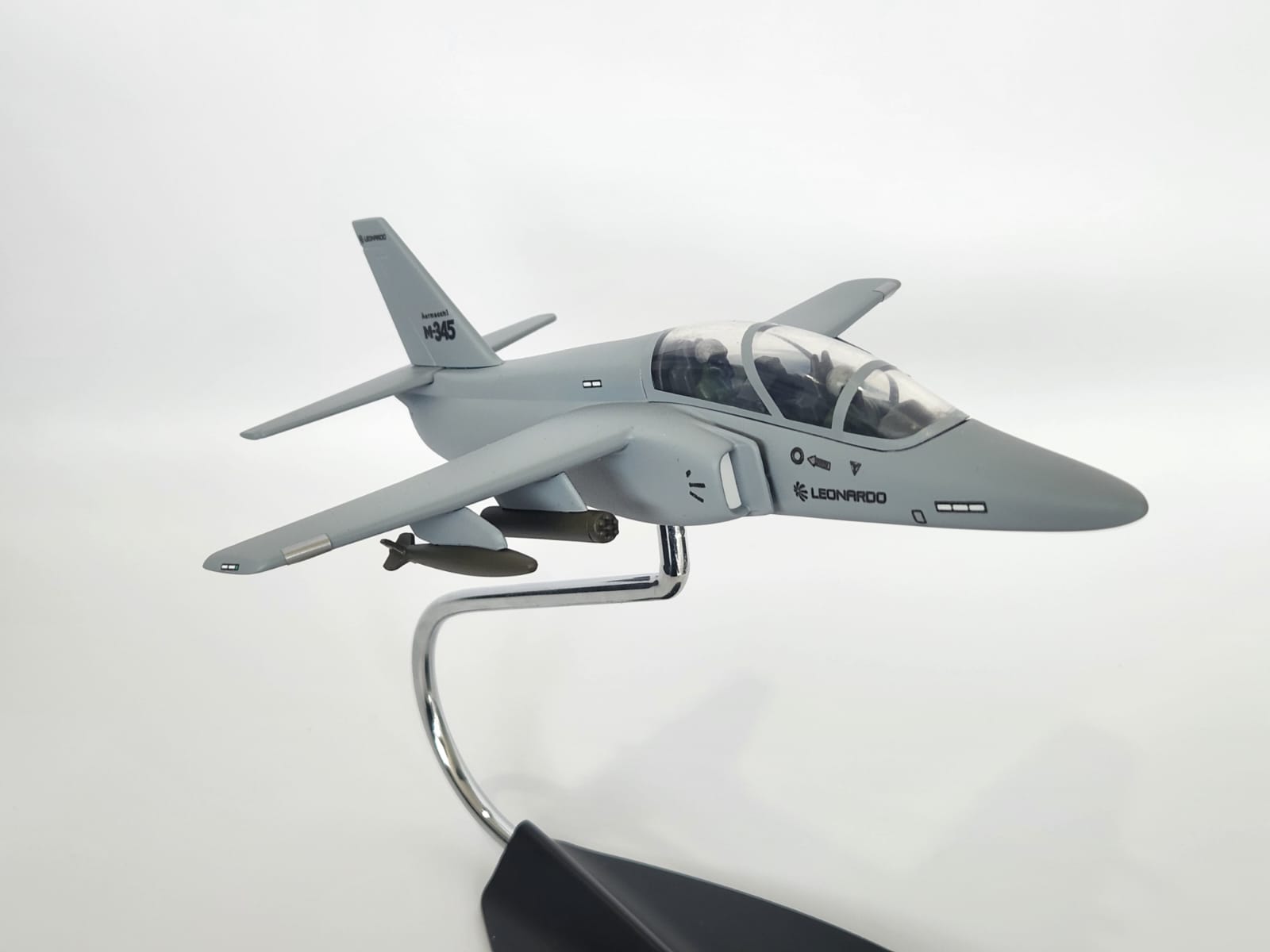 LEONARDO 1/48 M345 LIGHT ATTACK & TRAINING AIRCRAFT - ViaPia